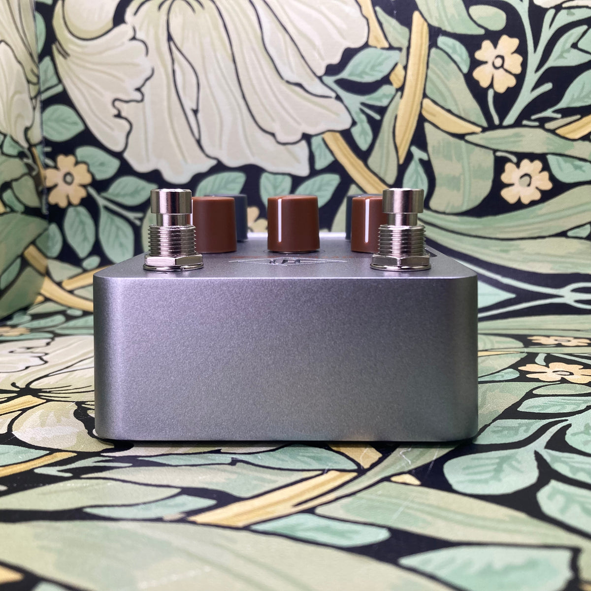 Universal Audio OX Stomp Dynamic Speaker Emulator – eastside music supply